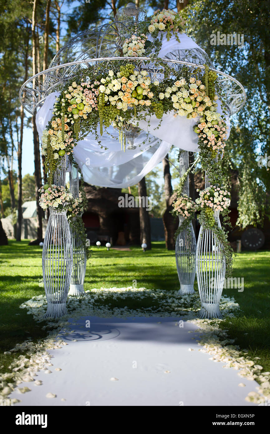Beautiful arch wedding ceremony white hi-res stock photography and ...