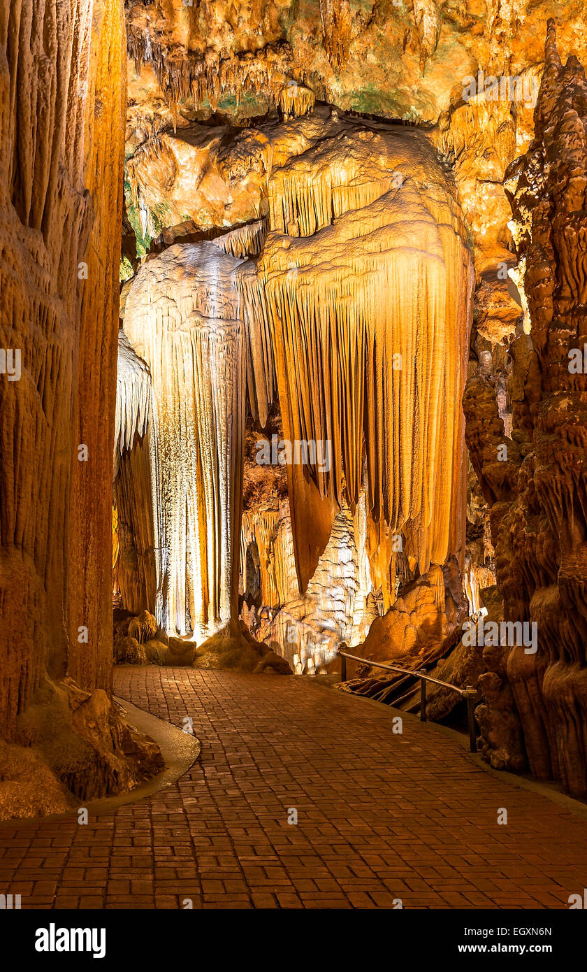 Luray Caverns- cave stalactites, stalagmites, and other formations ...