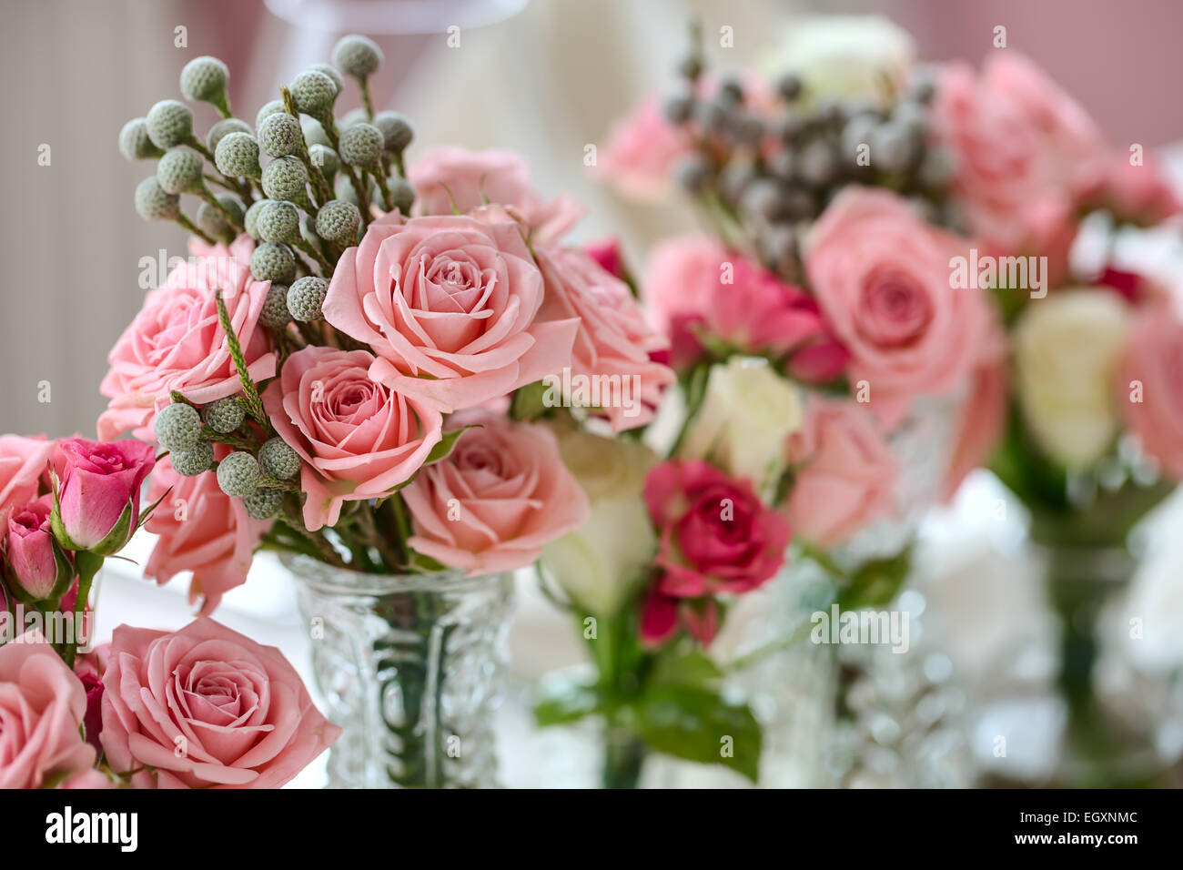 Pink roses table bouquet hi-res stock photography and images - Alamy