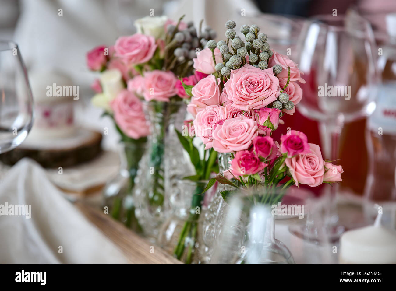 Wedding table roses bouquet hi-res stock photography and images - Alamy