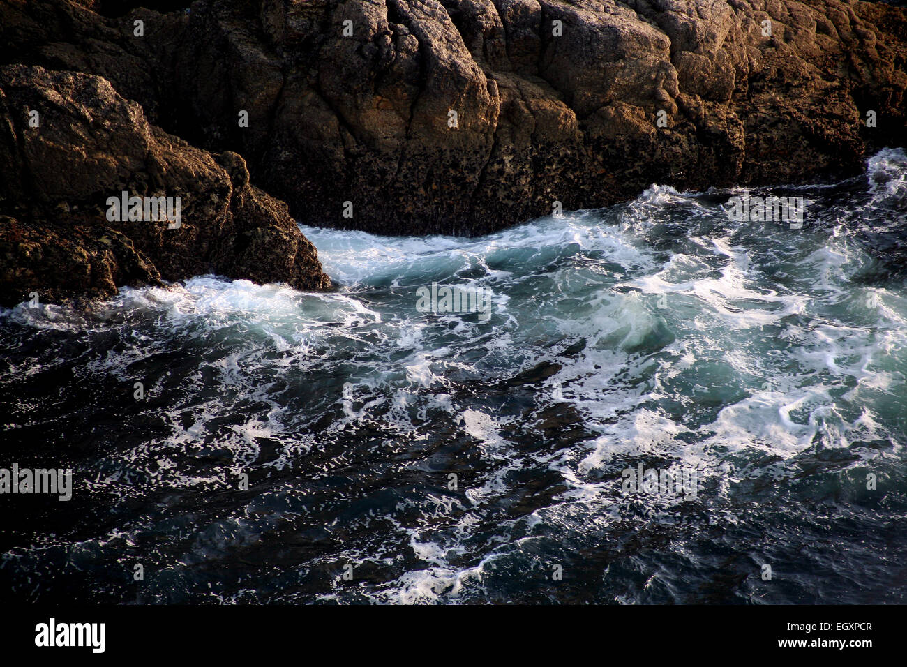 Ocean waves breaking on the shore Stock Photo - Alamy
