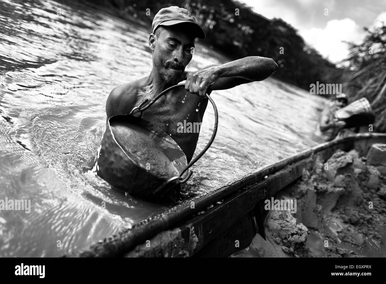 Colombian sand miner unloads bucket hi-res stock photography and images ...