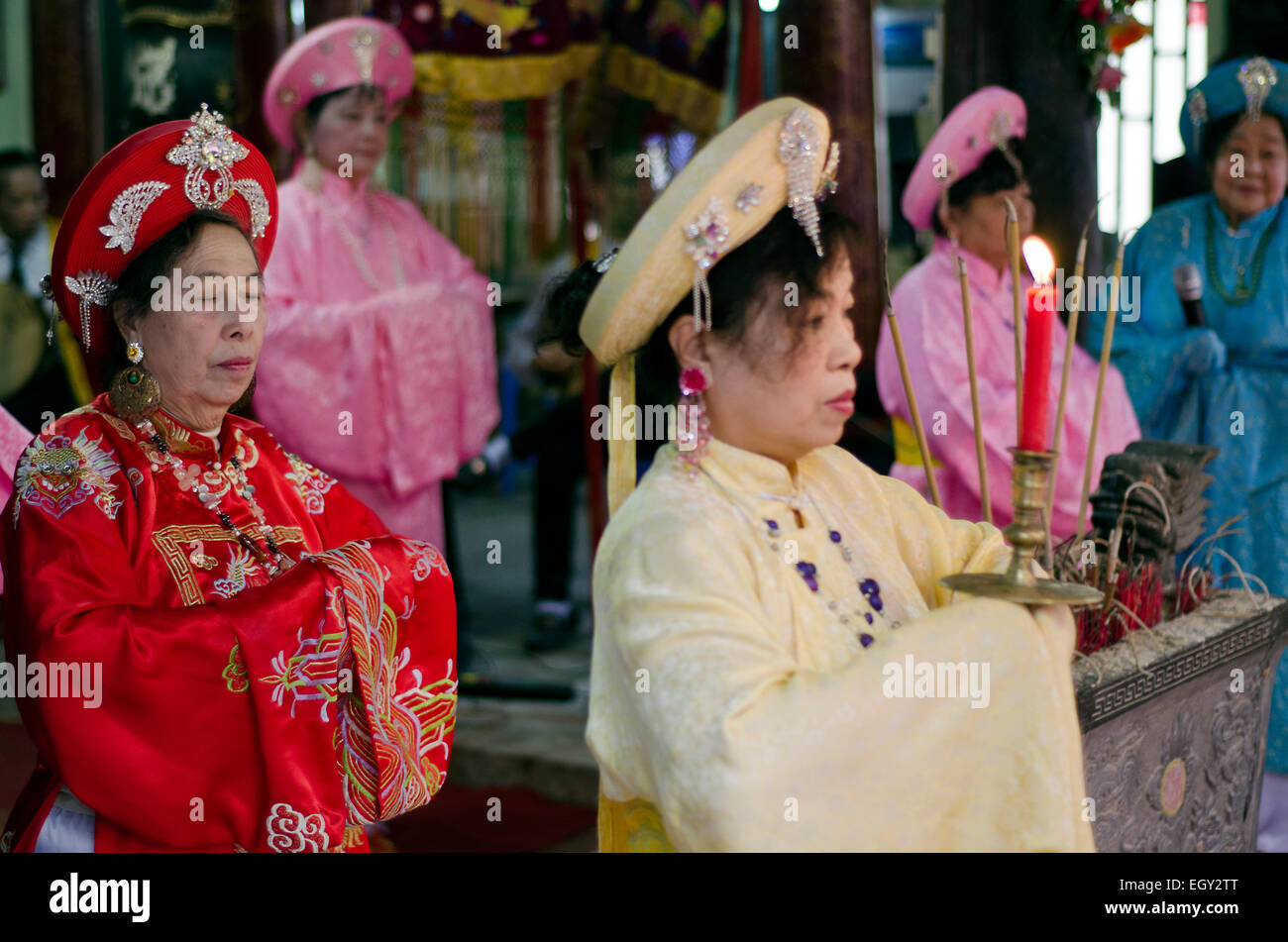 Temple ritual before Vietnamese New Year (Tet),Hoang Hoa Tham, Hanoi ...
