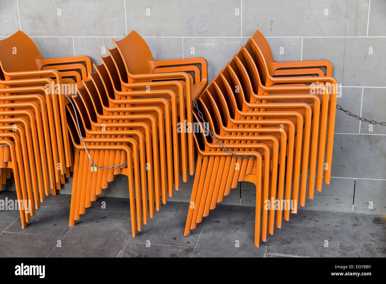 Plastic restaurant chairs hi-res stock photography and images - Alamy