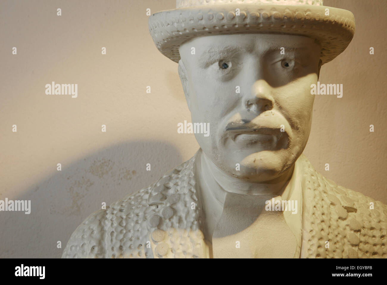 Memorial statue to Henry Croft the original Pearly King in St. Martin ...