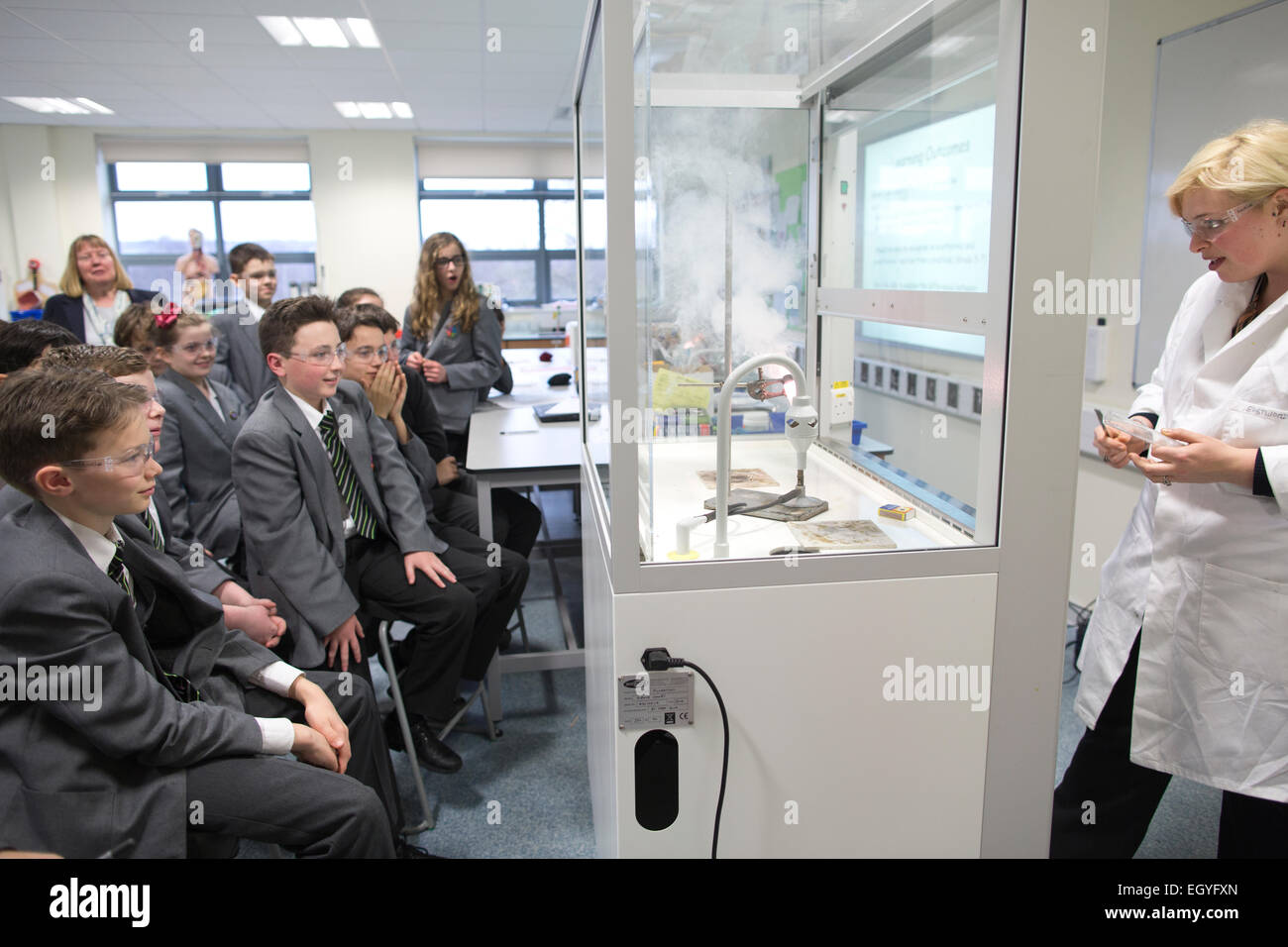 Chemistry lesson at Knole Academy, all-ability school, Sevenoaks, Kent ...
