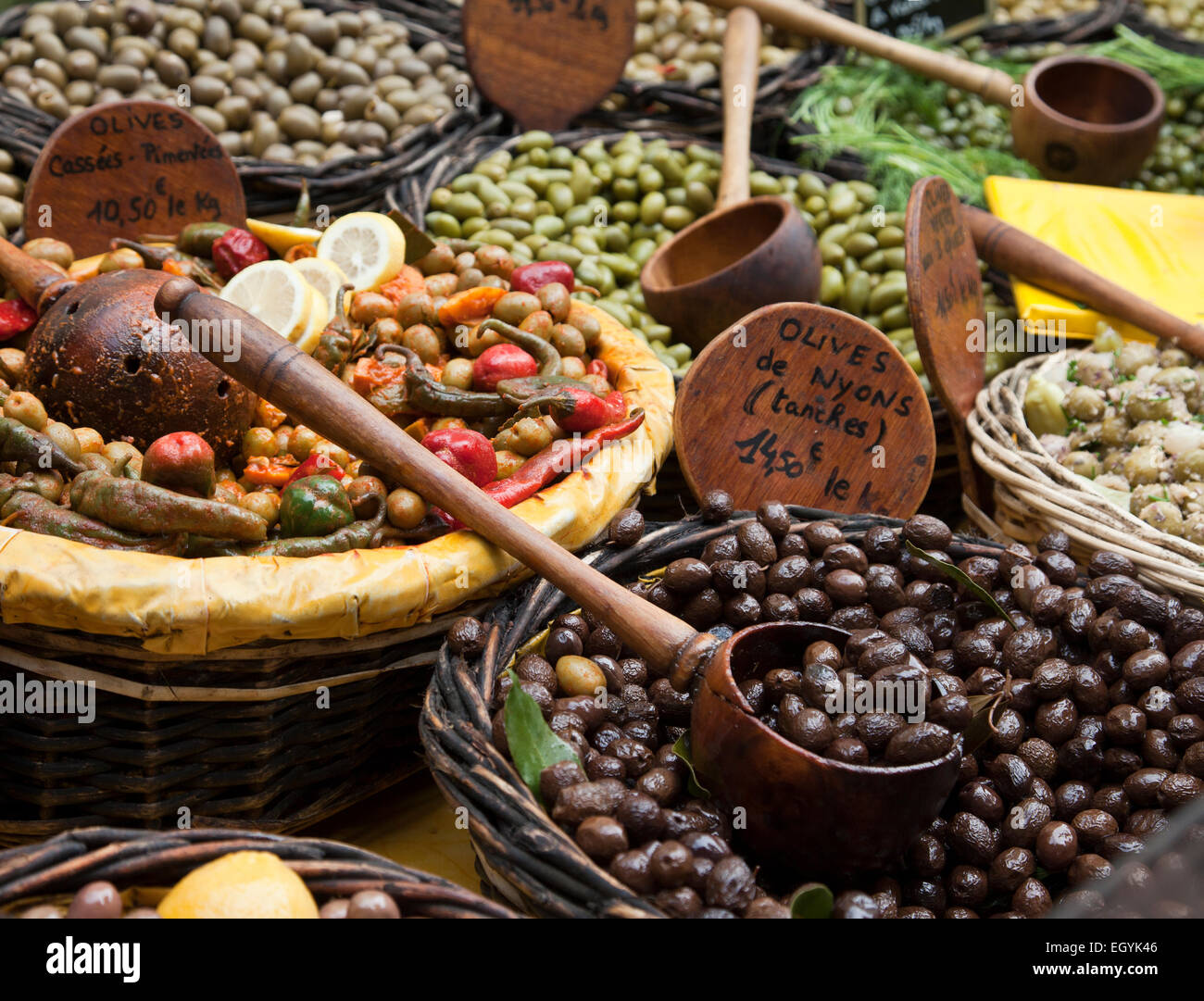 Weekly markets hi-res stock photography and images - Alamy