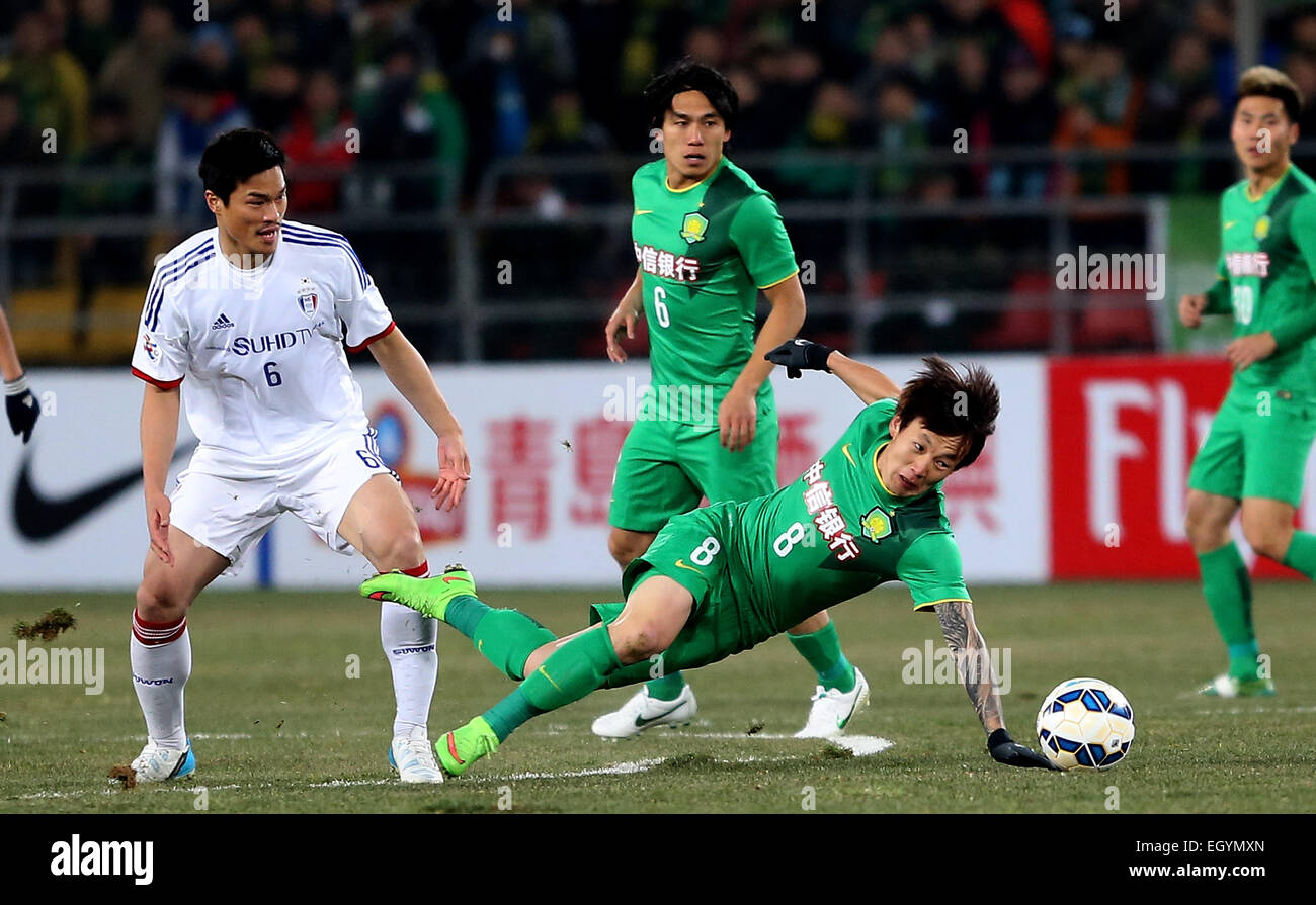Beijing, China. 4th Mar, 2015. Piao Cheng (bottom) of China's Beijing ...