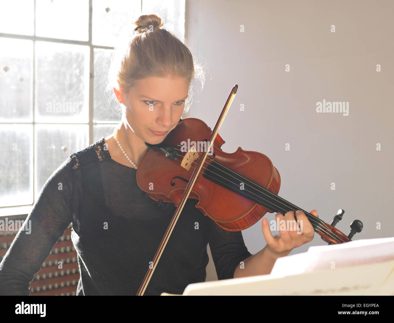 Young woman playing violin Stock Photo - Alamy