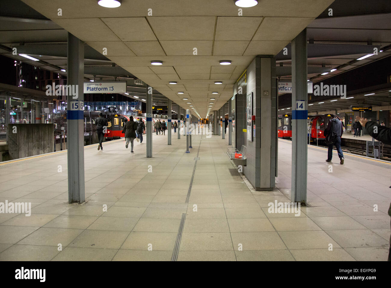 Stratford Underground station platform Stock Photo - Alamy