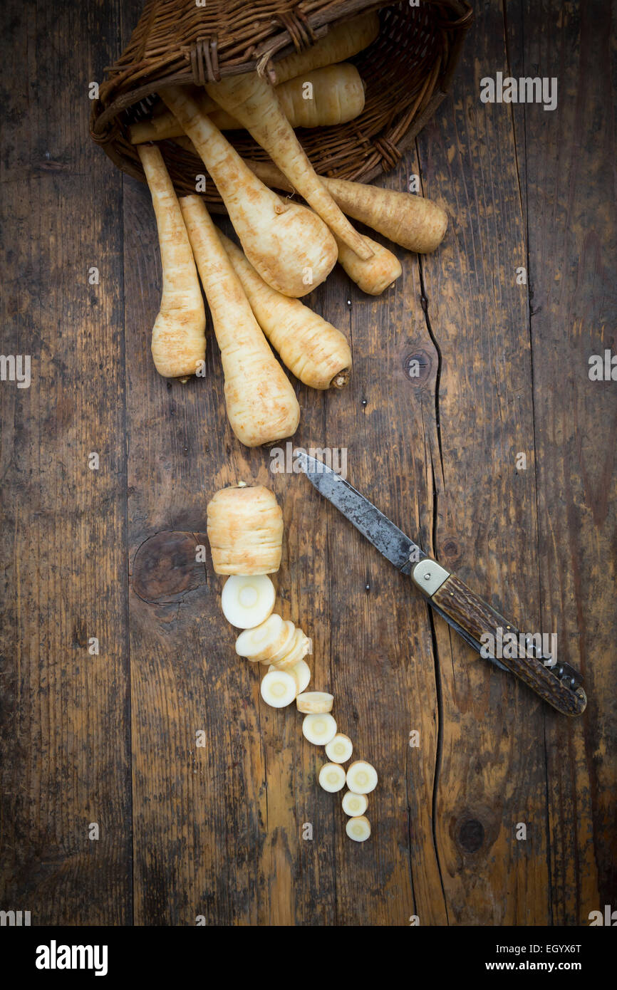 Sliced and whole organic parsnips and pocket knife Stock Photo - Alamy