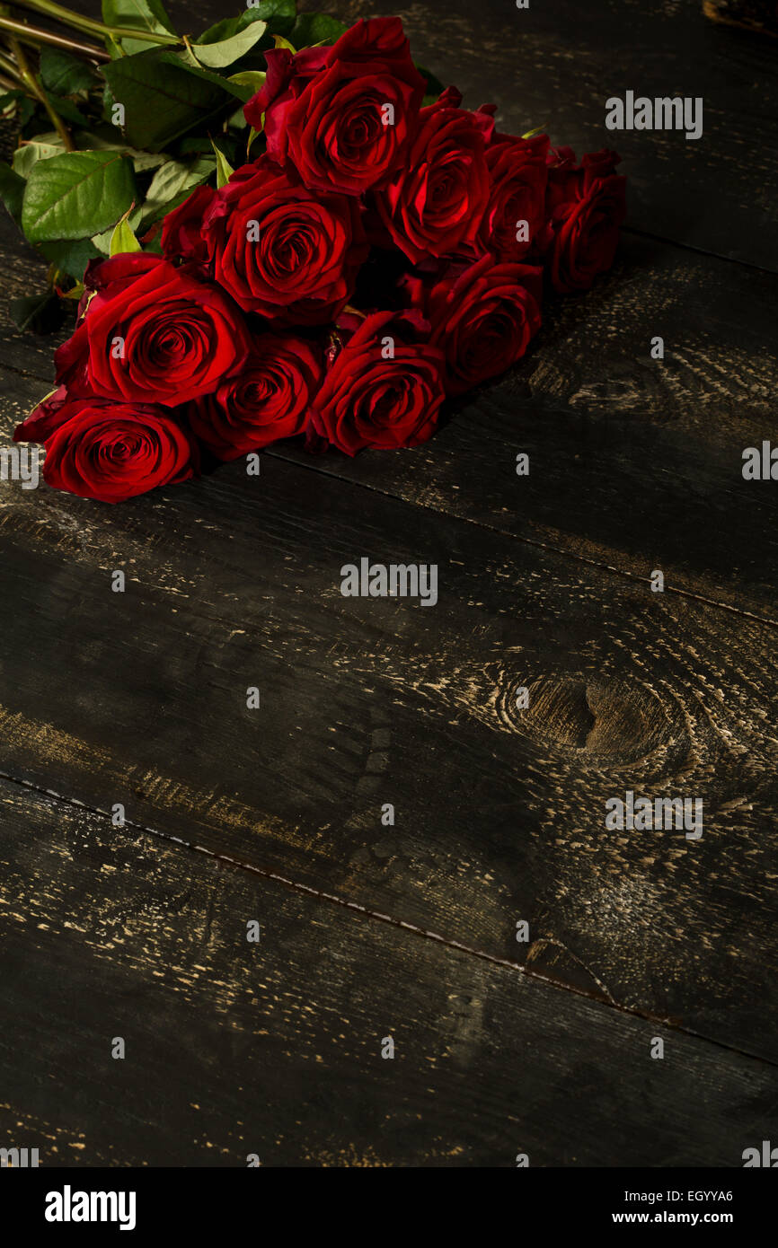 Red roses on dark wood Stock Photo - Alamy
