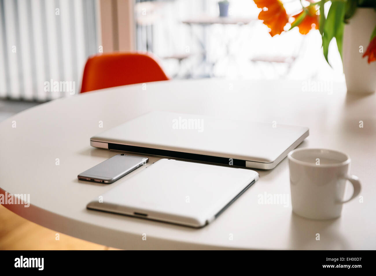 Round table laptop chair hi-res stock photography and images - Alamy