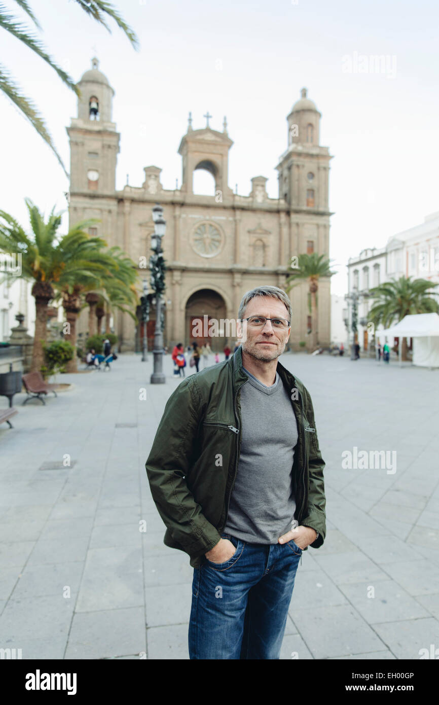 Spain, Canary Islands, Gran Canaria, Las Palmas, man in front of ...