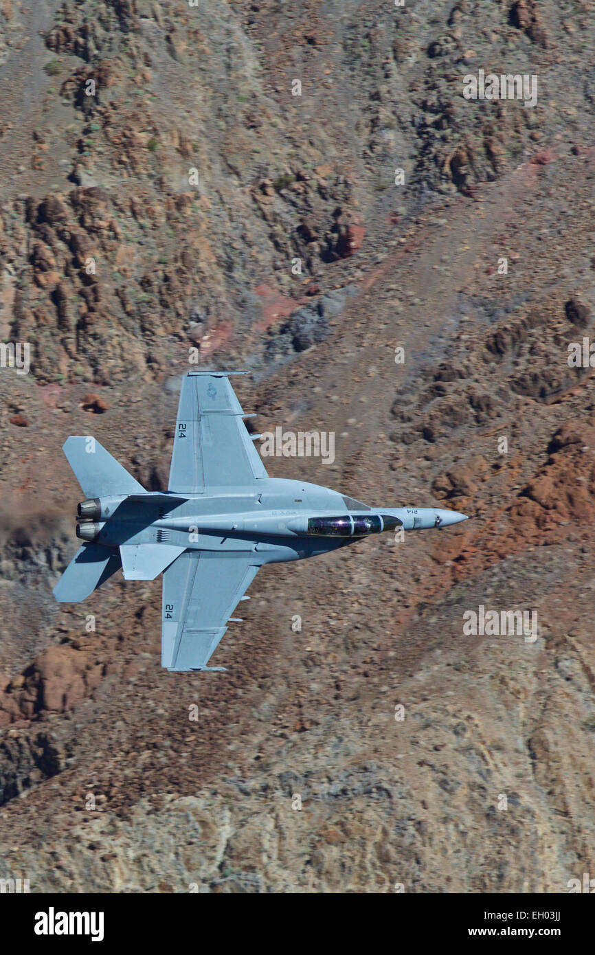 Fighter jet descending hi-res stock photography and images - Alamy