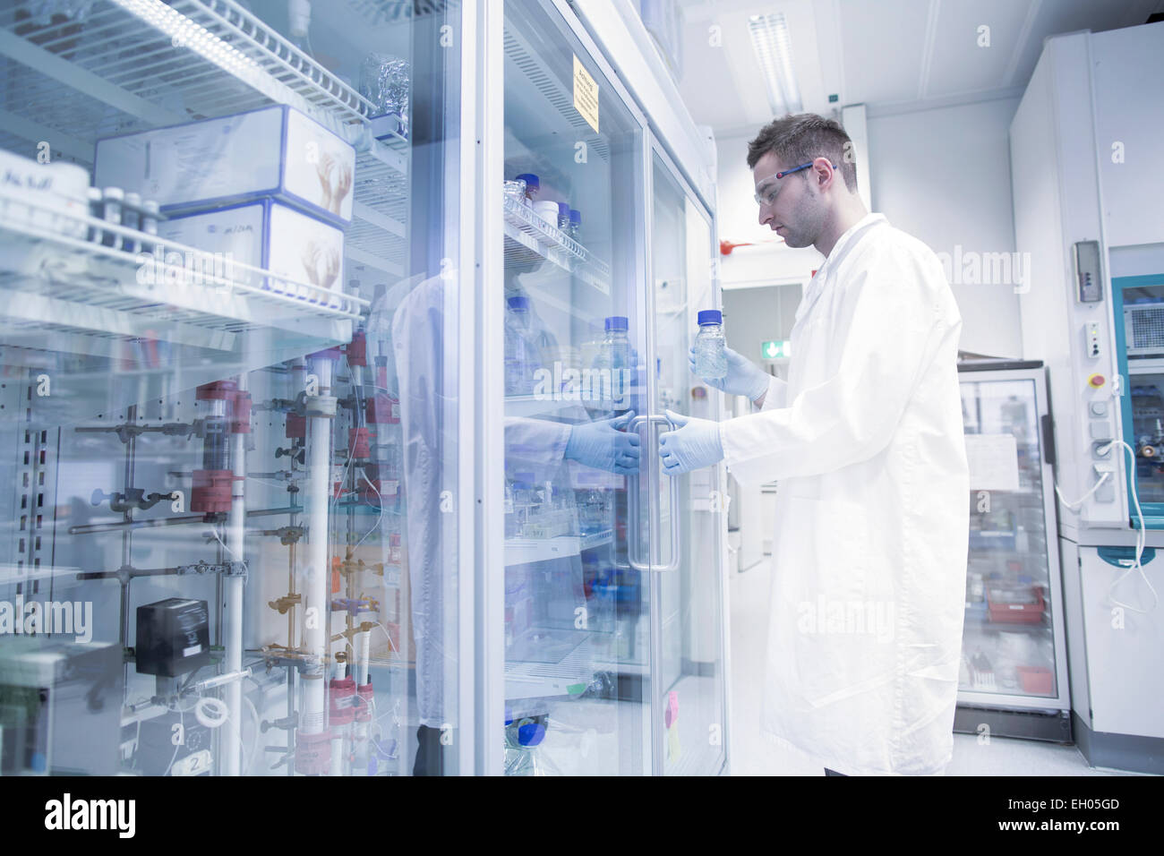 Microbiological lab hi-res stock photography and images - Alamy