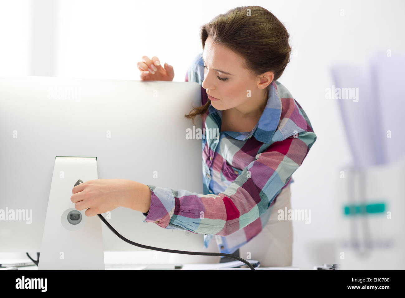 Young woman in office connecting computer screen Stock Photo - Alamy