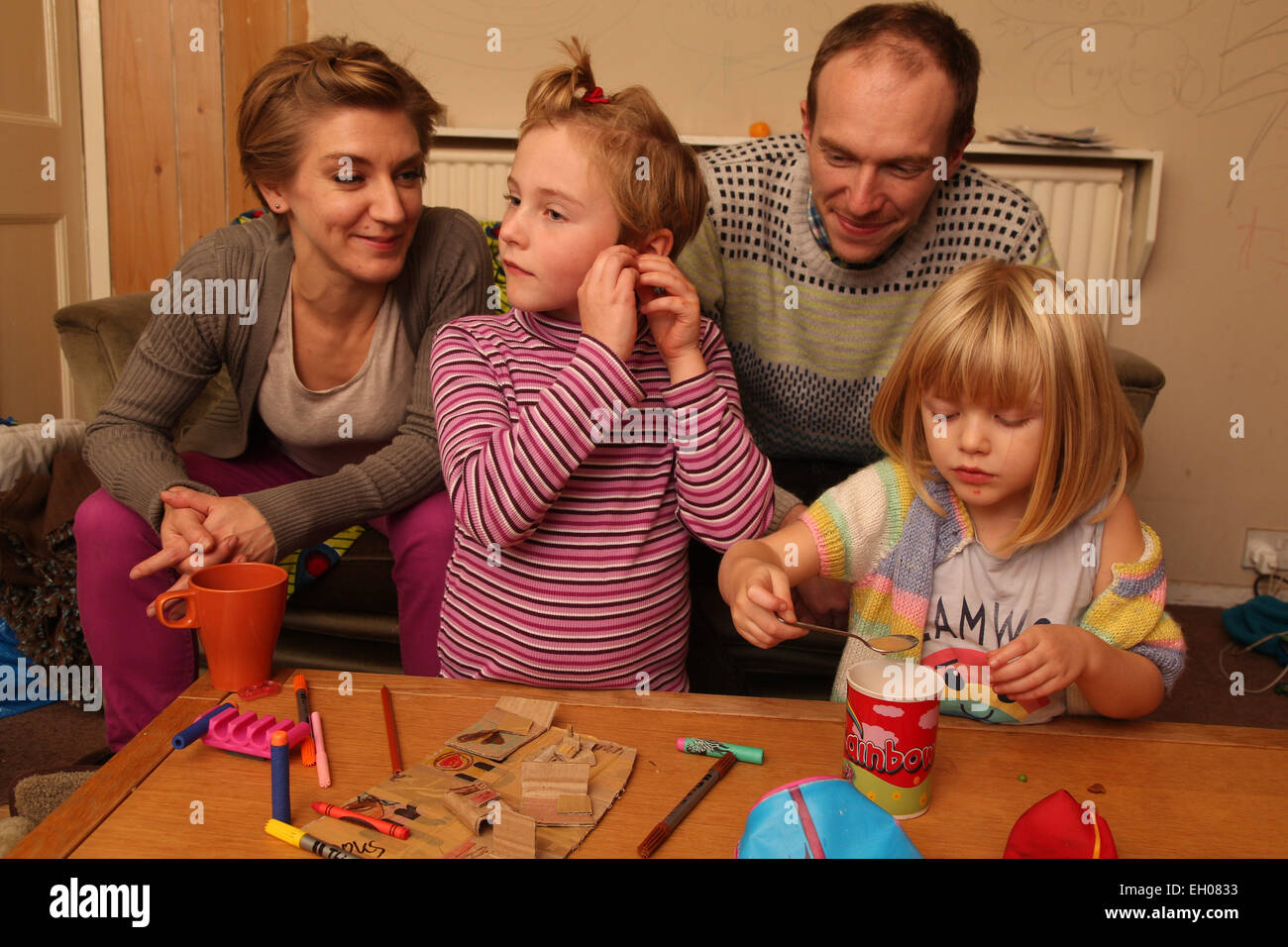 Children crafting hi-res stock photography and images - Alamy
