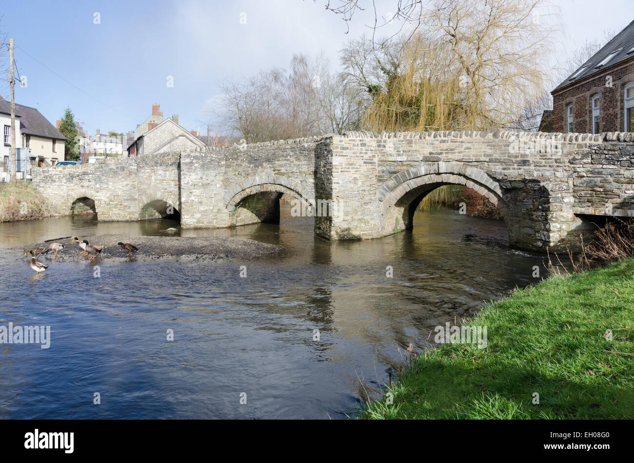 The stone bridge over the River Clun in the small Shropshire town Stock ...
