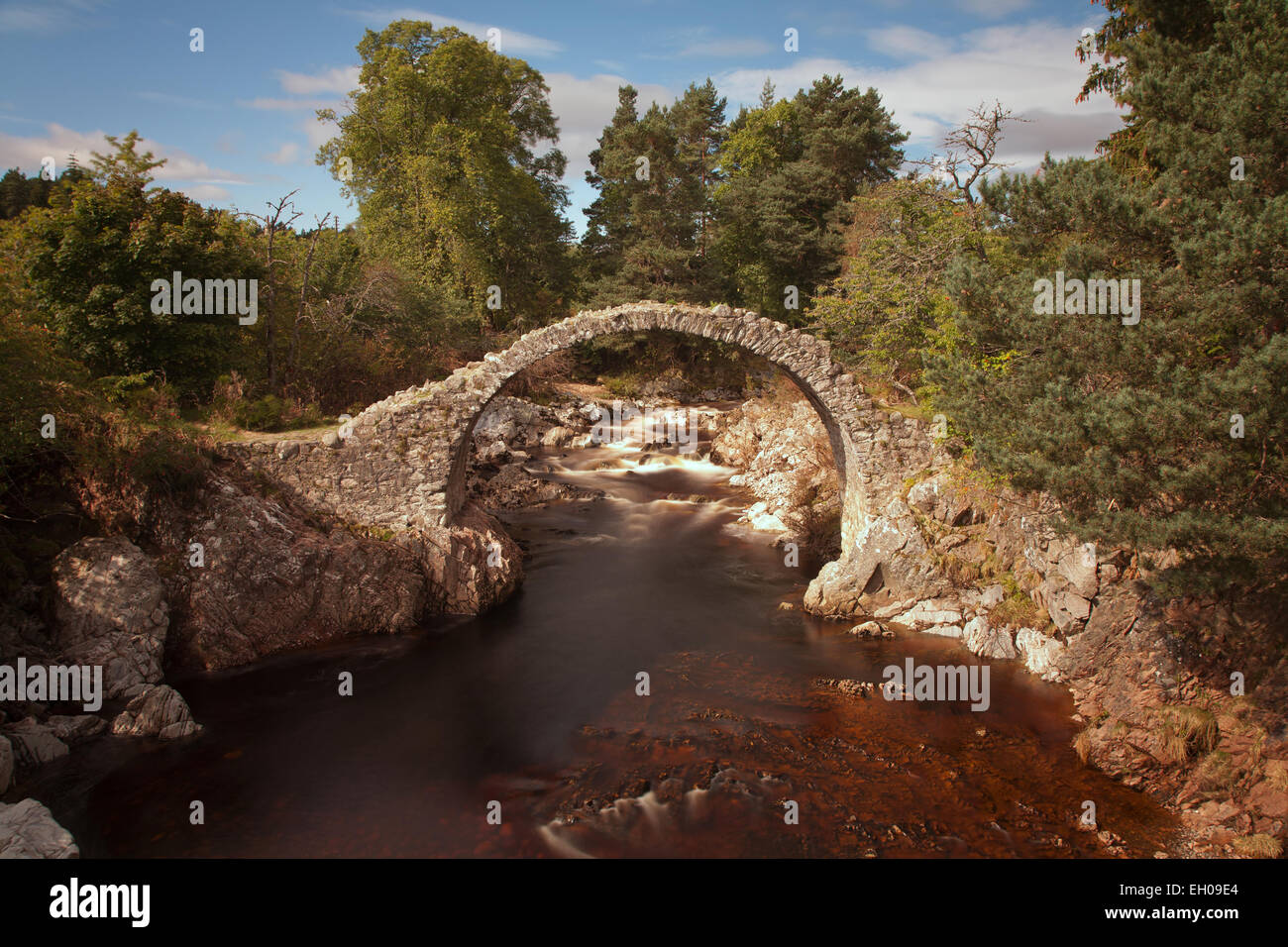 Ancient stone packhorse bridge crossing hi-res stock photography and ...