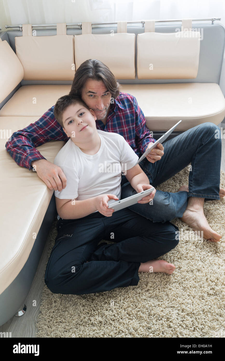 Father son using tablet pc hi-res stock photography and images - Alamy