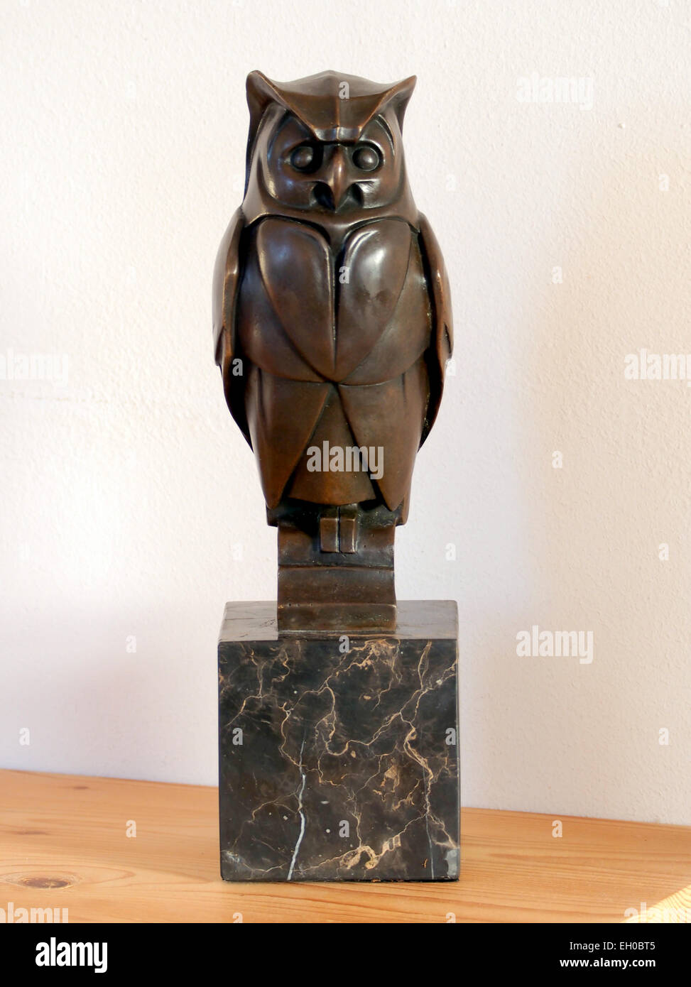 Owl art deco hi-res stock photography and images - Alamy