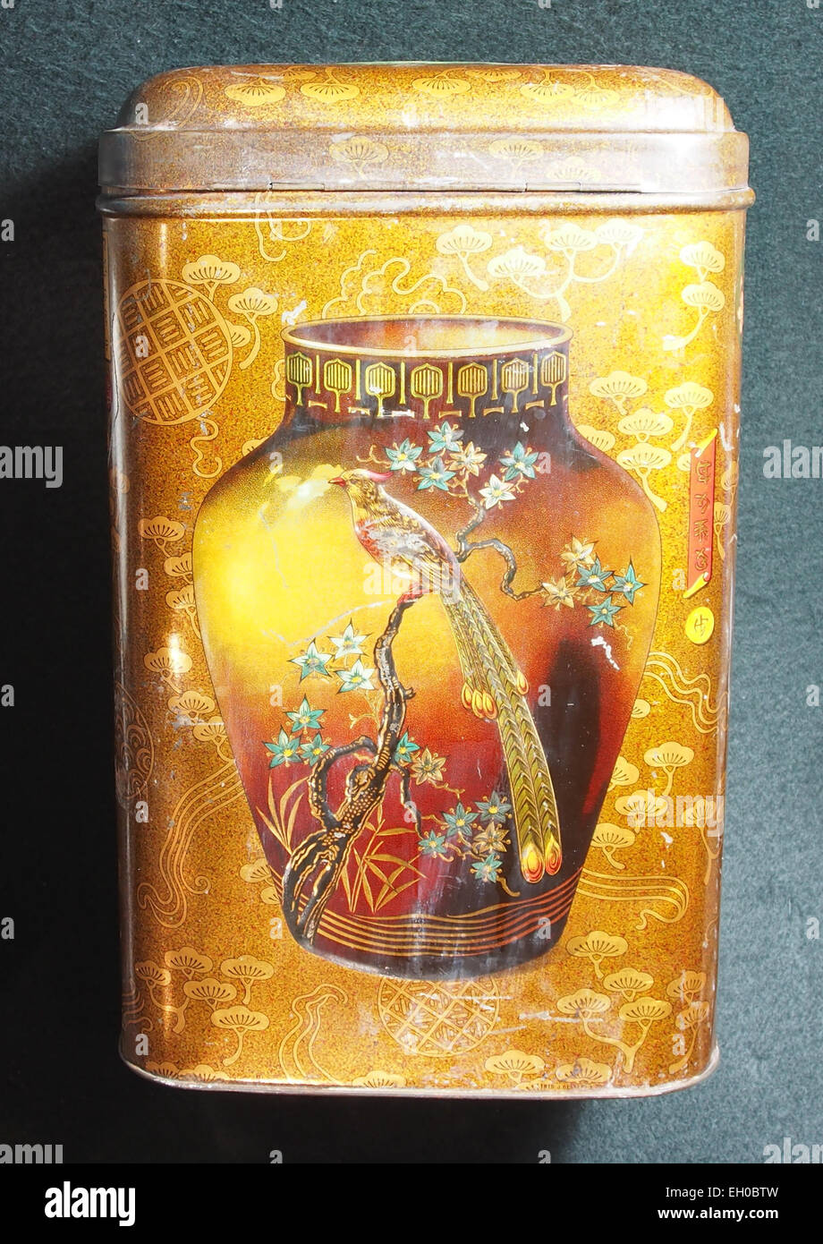 This Chinese tin can, part of traditional packaging, showcases the ...