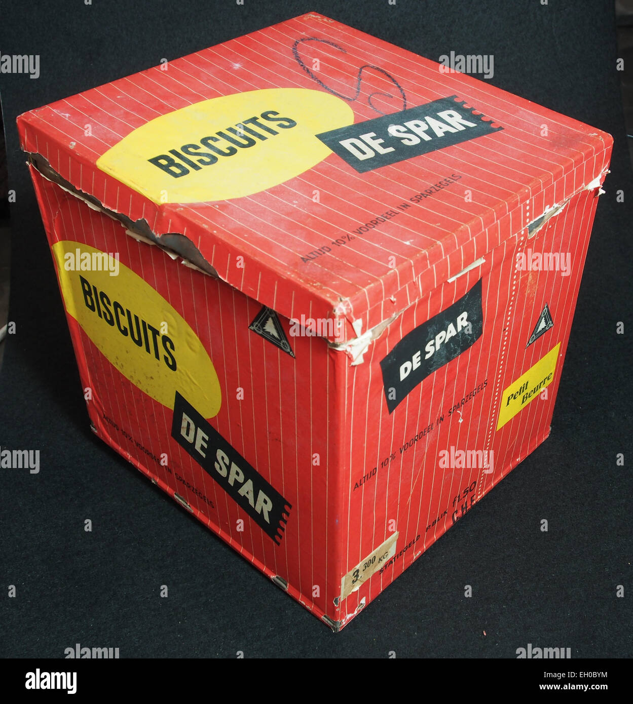 A vintage De Spar Biscuits tin, showcasing the packaging design used ...