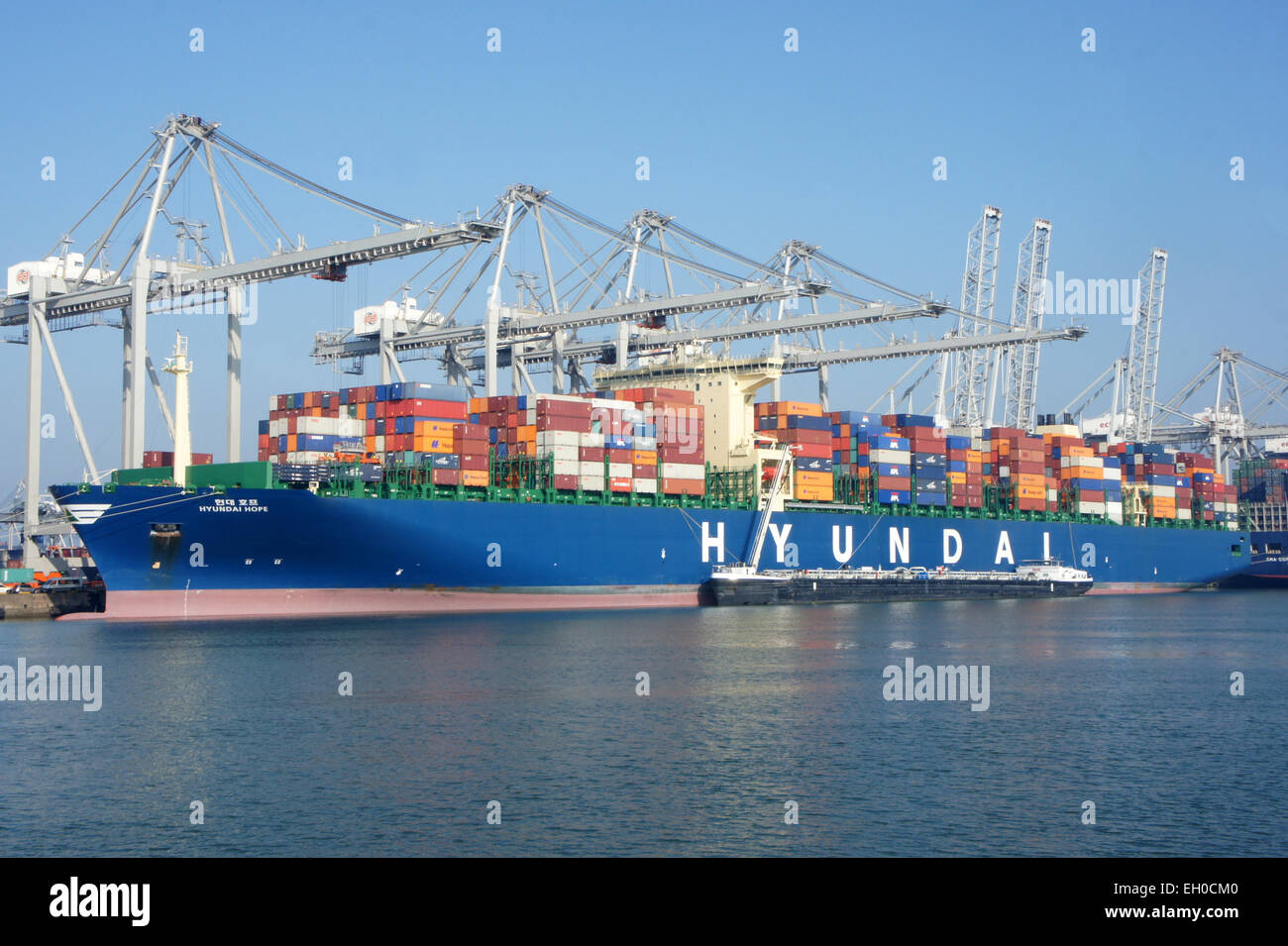 This image depicts the Hyundai Hope (IMO 9637234) cargo vessel docked ...