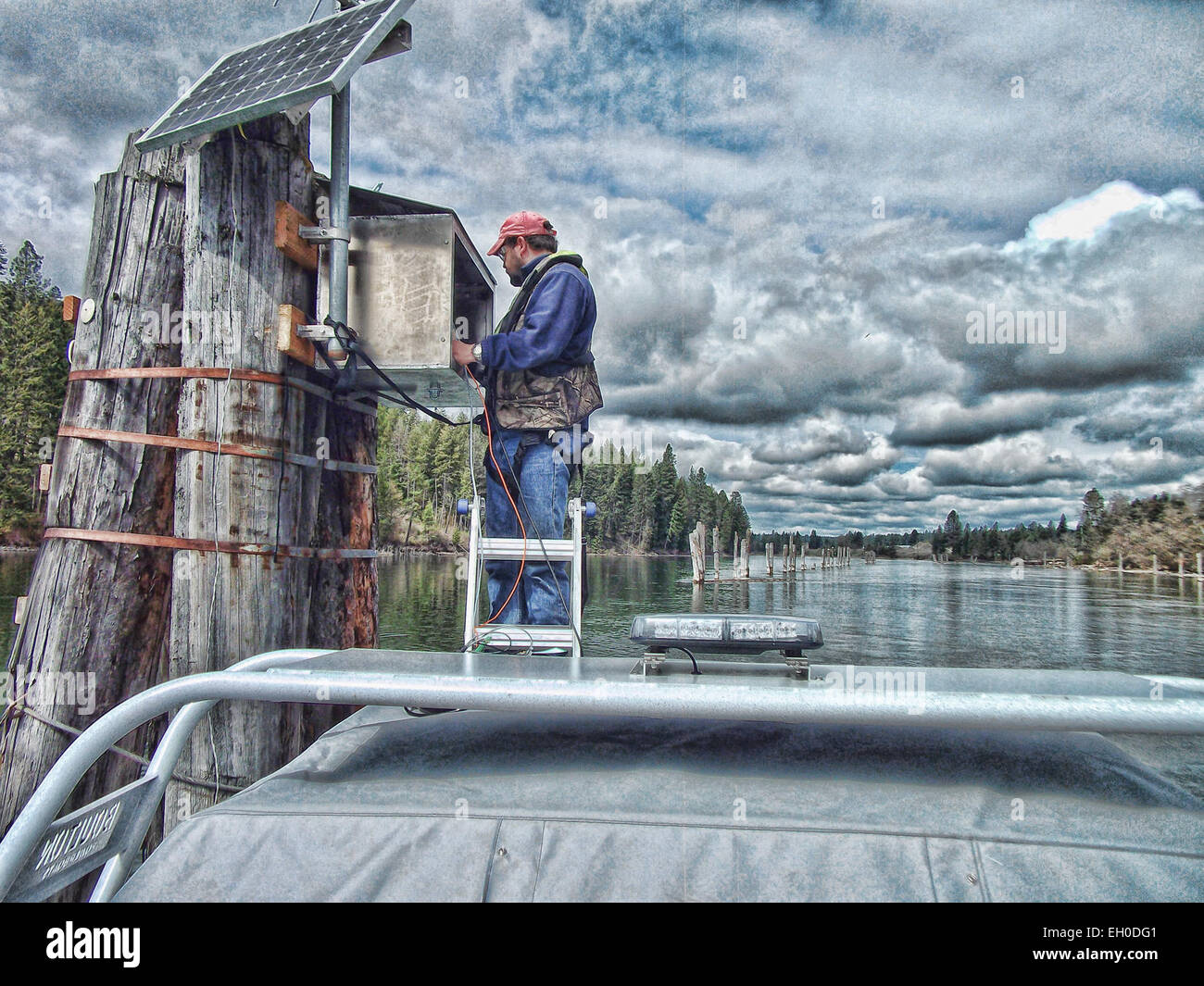 hyrdotech Pete Elliot, USGS, building a streamgage on the Coeur d'Alene ...