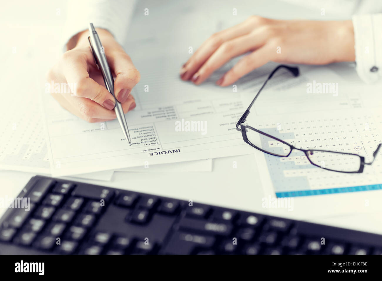 woman hand filling in invoice paper Stock Photo - Alamy