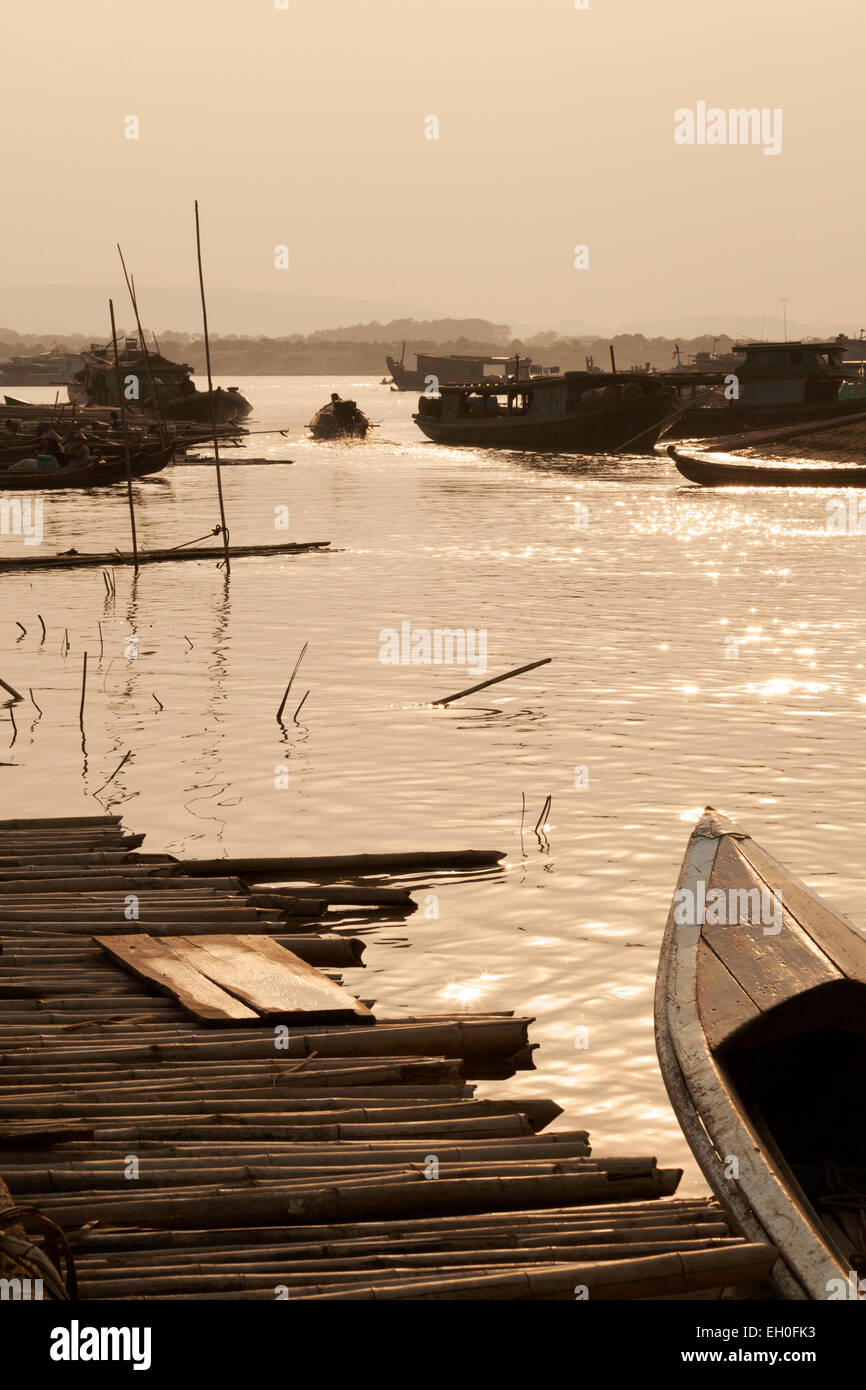 The Irrawaddy River ( Ayeyarwady river ) at Mandalay, Myanmar ( burma ...