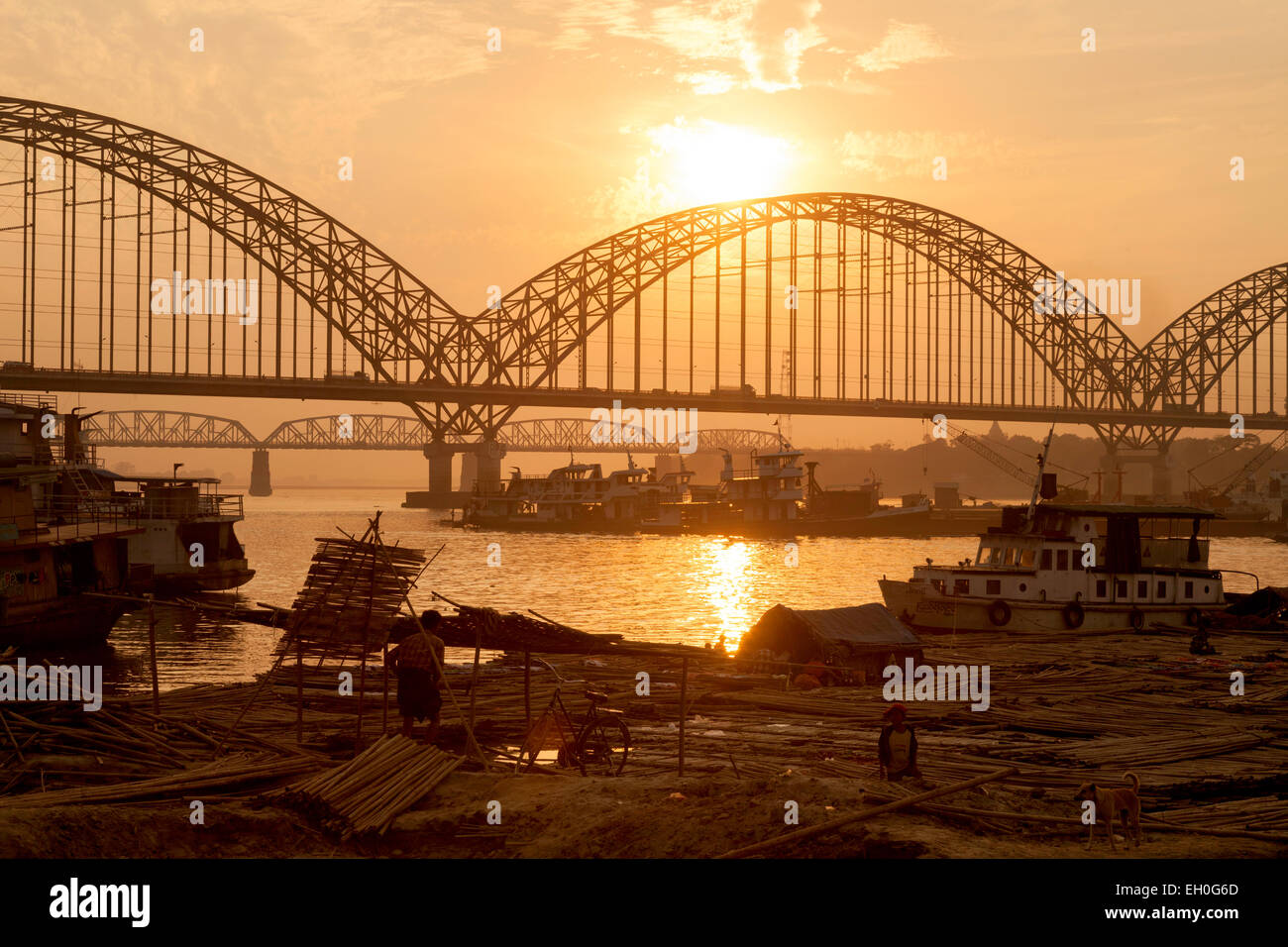 Myanmar bridges hi-res stock photography and images - Alamy