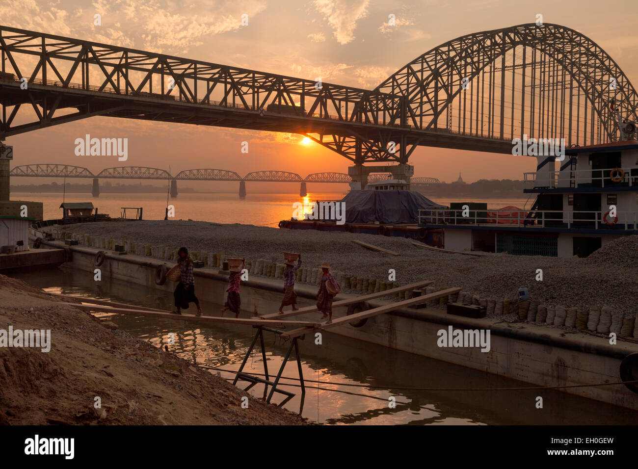 Myanmar railway hi-res stock photography and images - Alamy