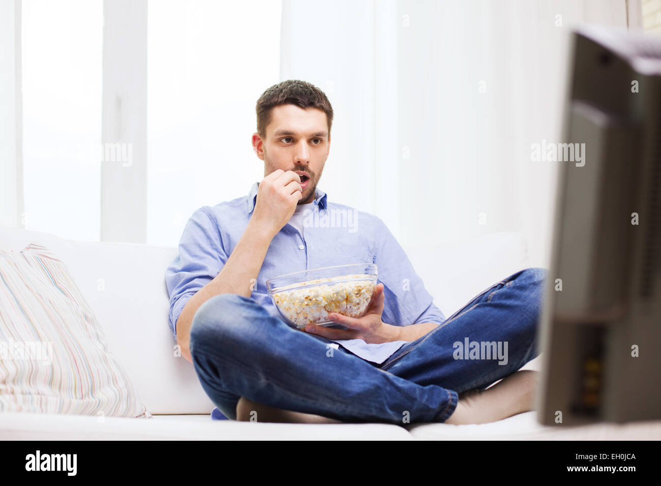 Watching tv and eating hi-res stock photography and images - Alamy