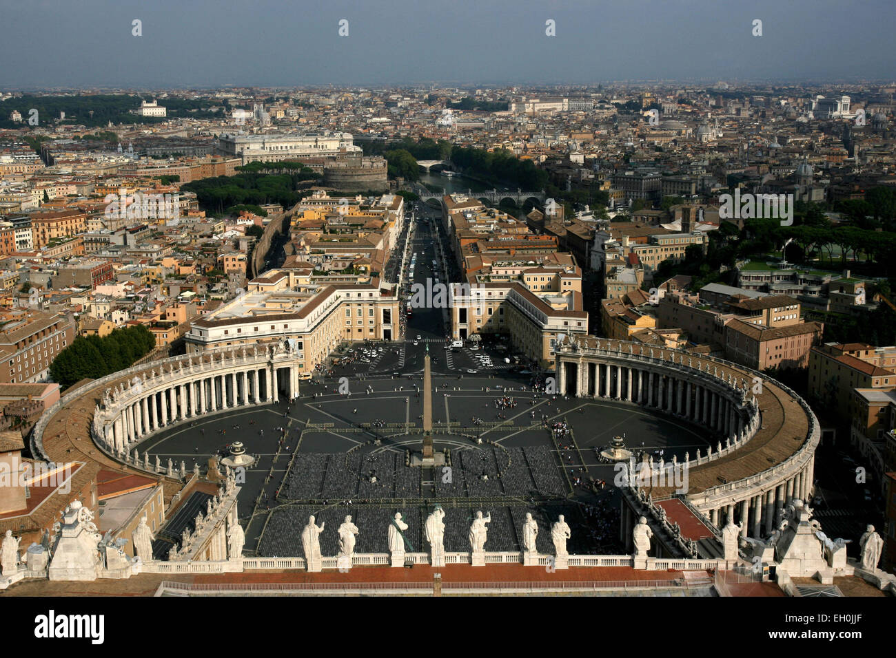 Square statues rome italy vatican hi-res stock photography and images ...
