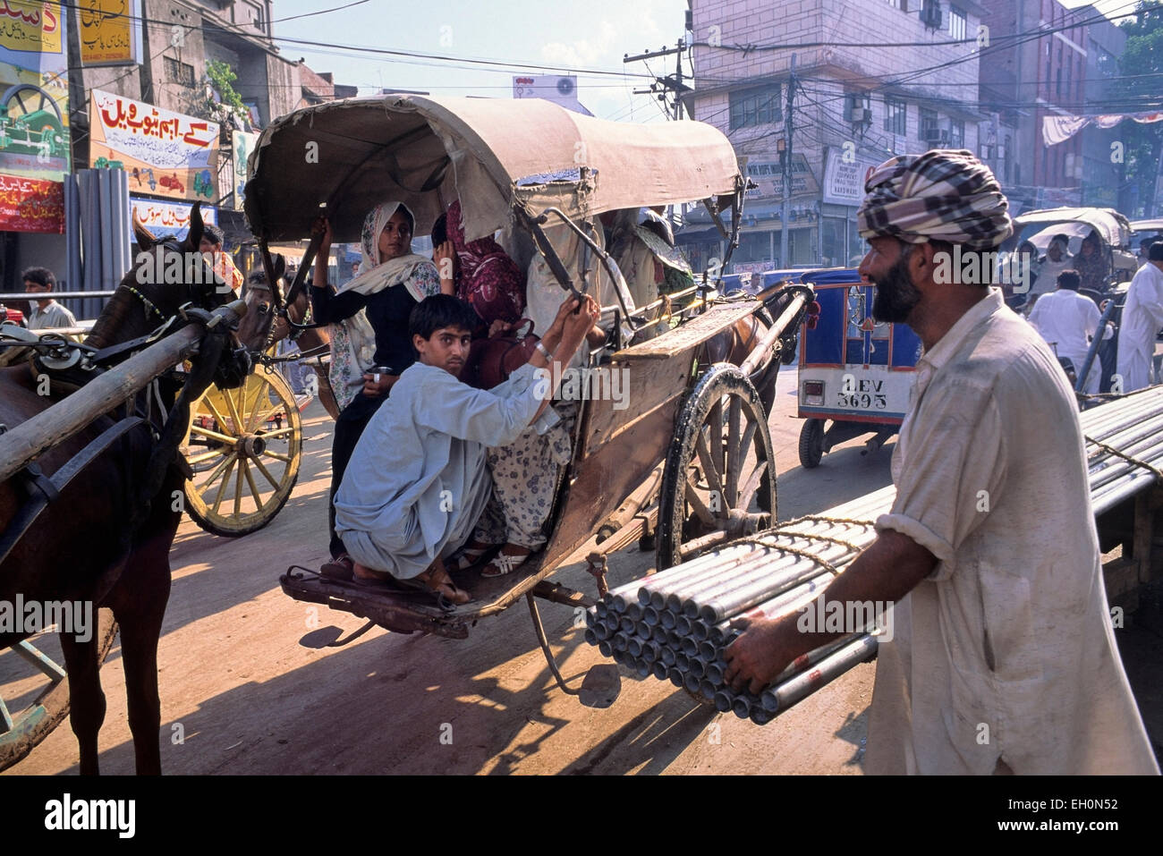 Busy street scene, Lahore, Pakistan Stock Photo - Alamy