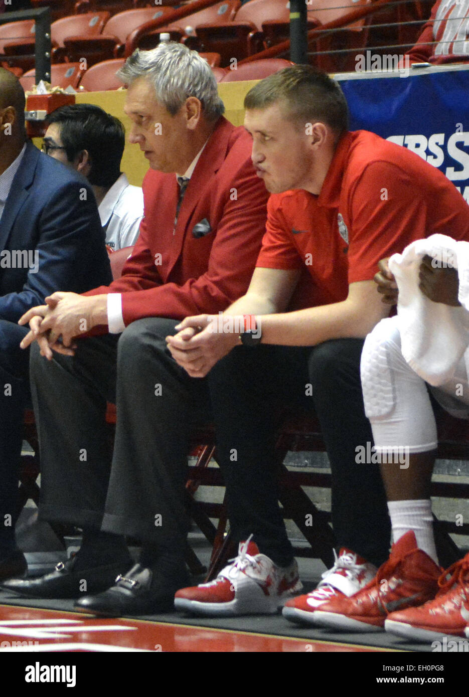 Usa. 17th Feb, 2015. SPORTS-- UNM coach Craig Neal and son Cullen sit ...