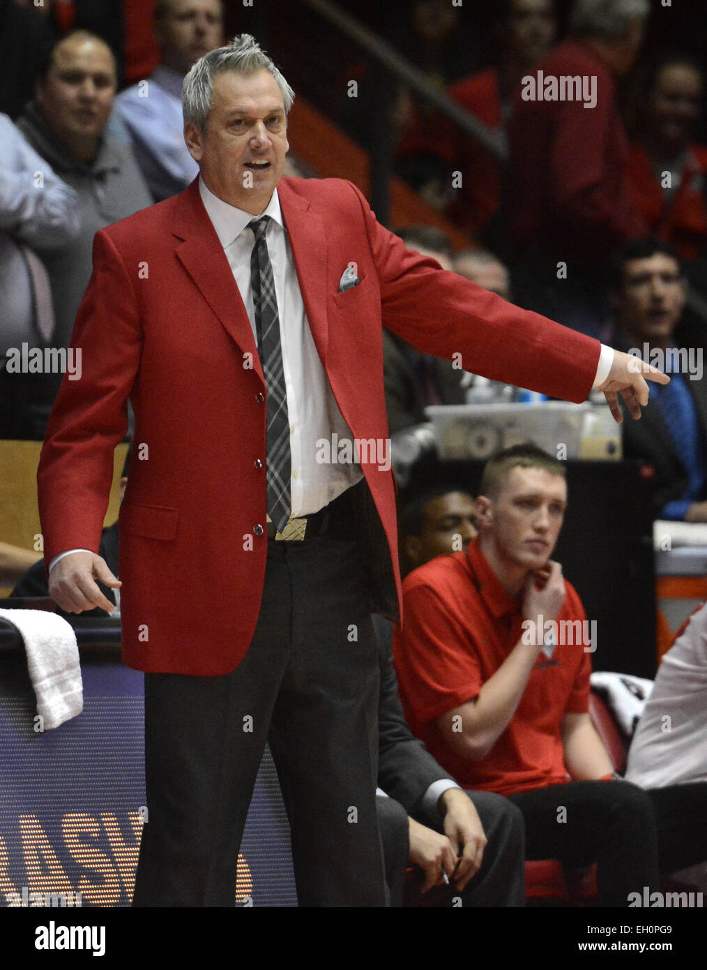 Usa. 17th Feb, 2015. SPORTS-- UNM coach Craig Neal with son Cullen ...