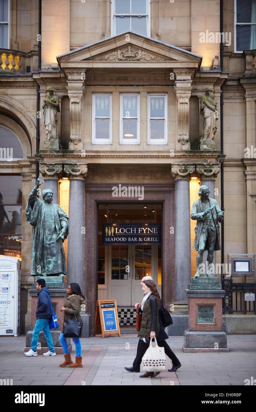 Statues in leeds city centre hi-res stock photography and images - Alamy
