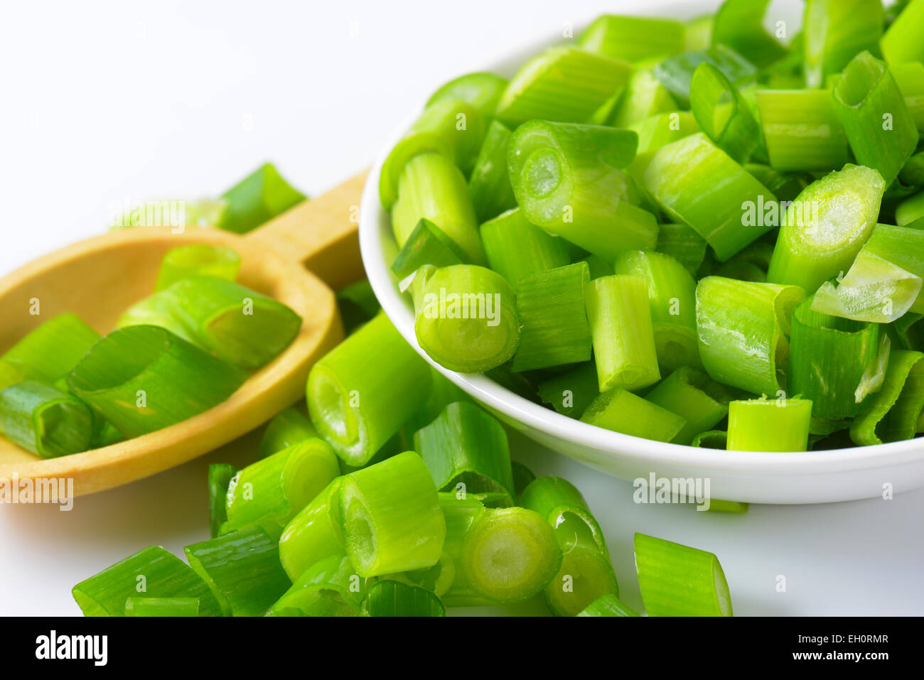 Bowl of chopped spring onions Stock Photo - Alamy