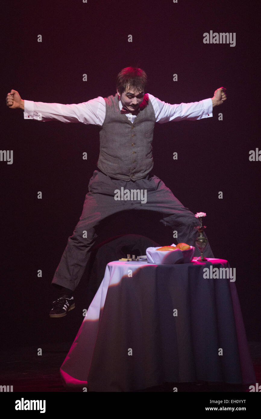 Tommy Franzén performs as a Charlie Chaplin-character in "Smile ...