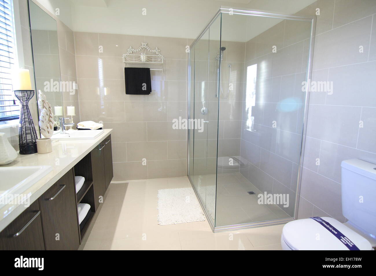 Modern bathroom with vanity Stock Photo - Alamy