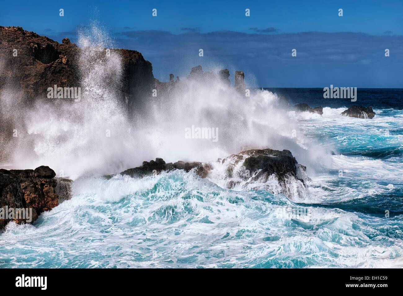 Massive waves of the Pacific Ocean explode at Nakalele Point on Hawaii ...