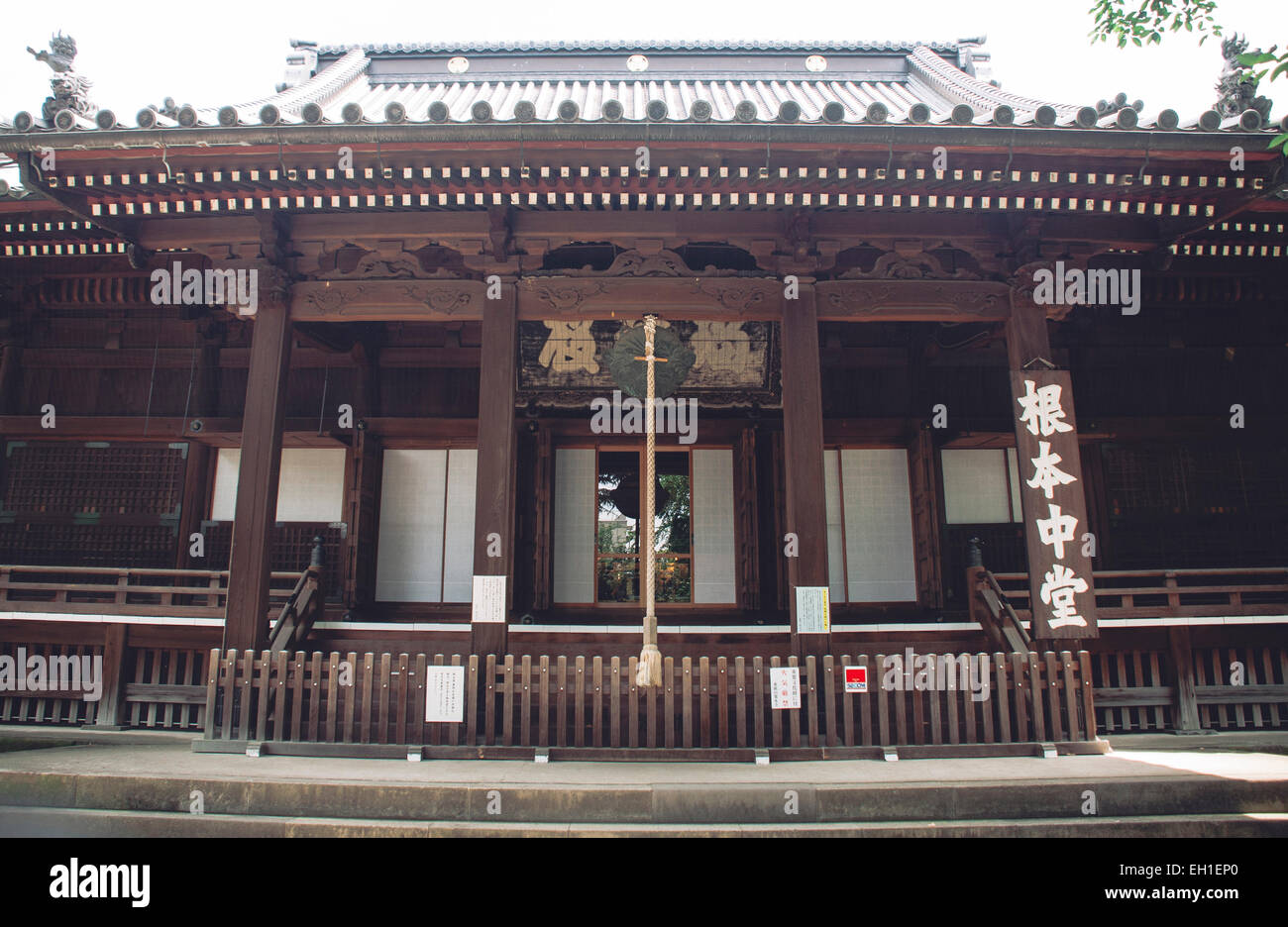 Main entrance to a typical Japanese temple Stock Photo - Alamy