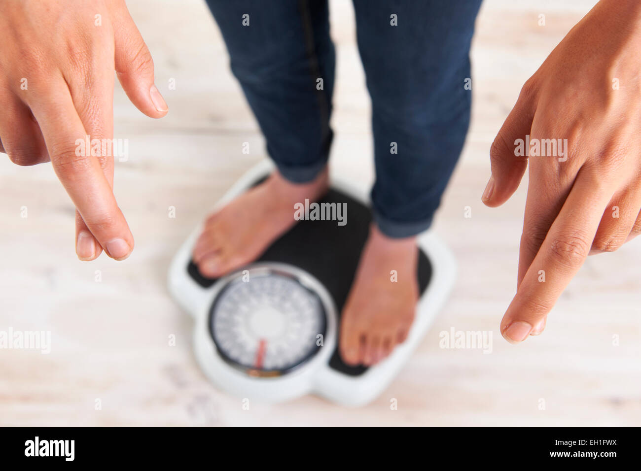 Womens feet on scales hi-res stock photography and images - Alamy