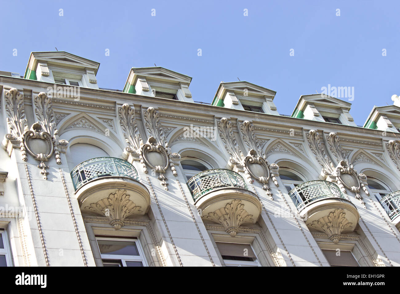 Ornate facade apartment building hi-res stock photography and images ...