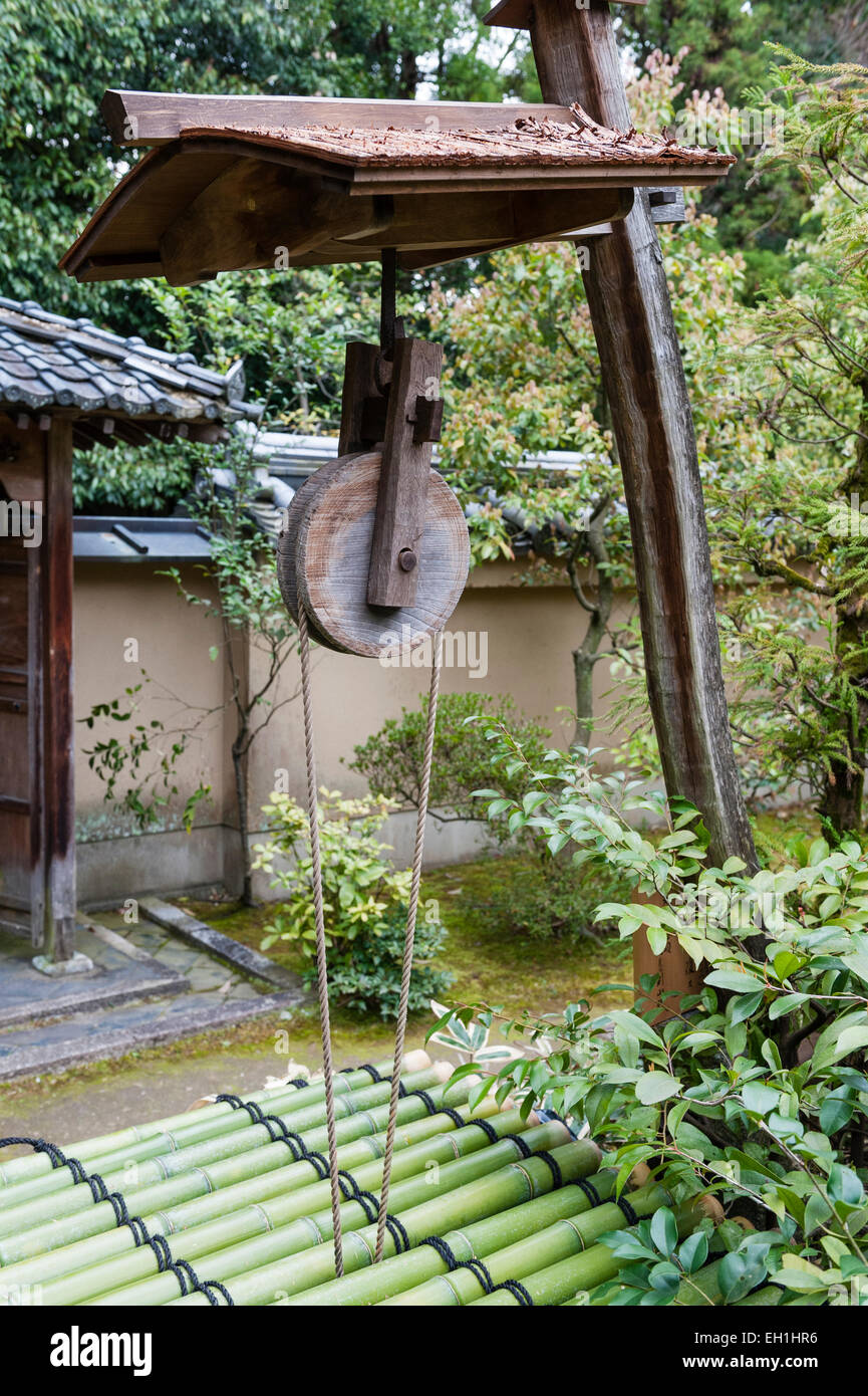 A well in the garden at Koto-in Zen Buddhist temple, Daitoku-ji, Kyoto ...