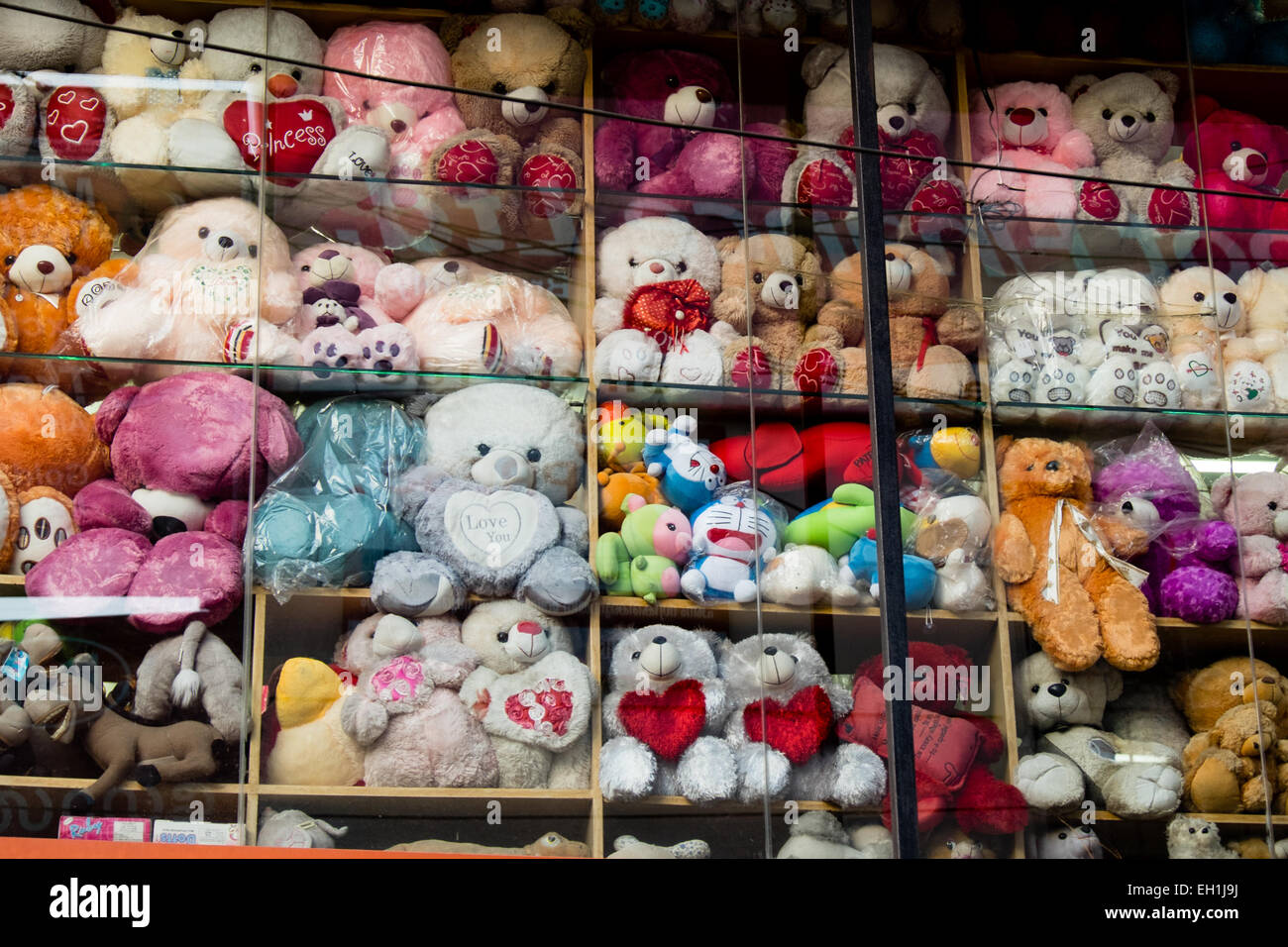 Cuddly teddy bears in a retail window display Stock Photo - Alamy