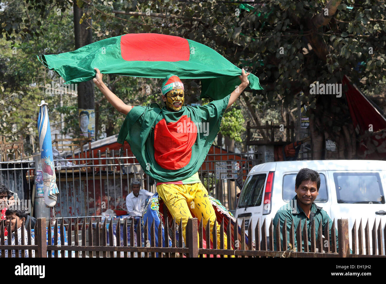 Jubilant cricket fans turn up near TSC of Dhaka University to celebrate ...